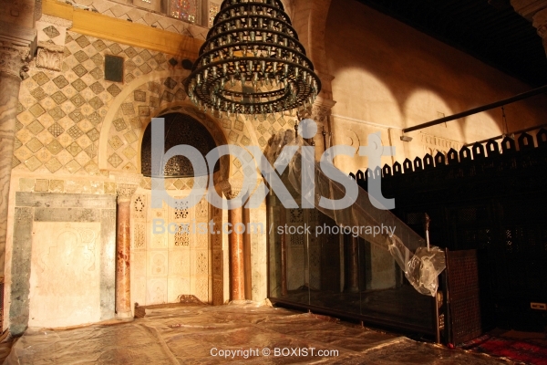 The Mihrab and Minbar and El Moez Maqsura at the Great Mosque of ...